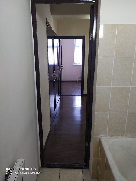 Termiz shaxar Fidokor ko'chasida 4 qavatli uyning 2-qavati 3-xonali uy