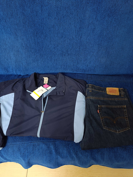Продам мужские джинсы levis и ветровку,недорого