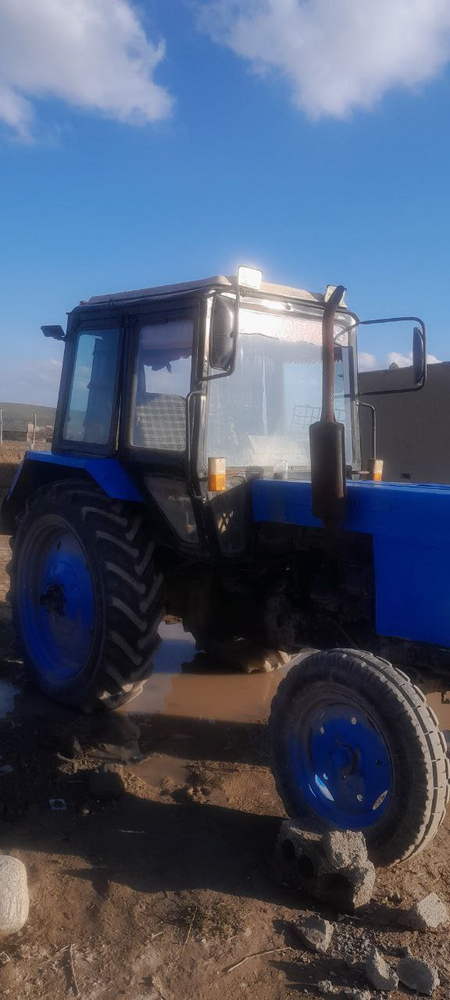Traktor sotiladi