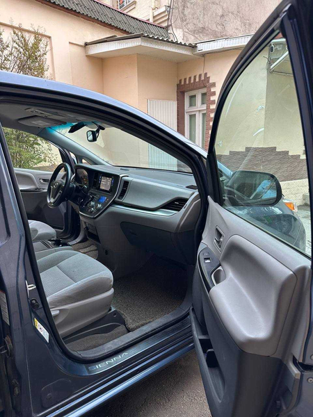 Продаётся Toyota Sienna