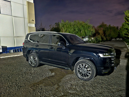 Toyota Land Cruiser 300 3,5 Turbo 2022 yil 16000km yurgan halol