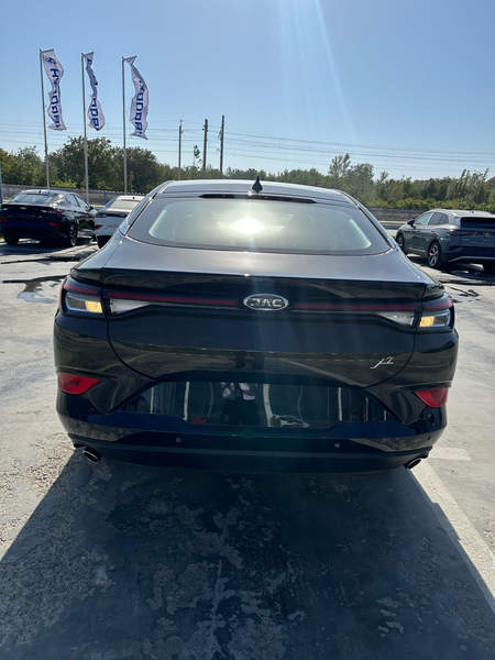 Продается новая машина JAC J7 lift-back
