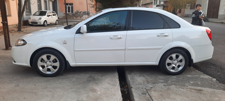 Ласетти жентра сотилади
