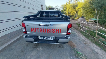 Pikap Mitsubishi