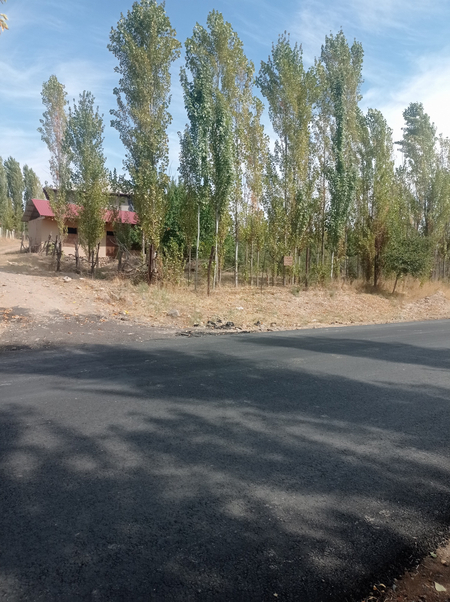 Uchastka sotiladi 8 sotix 2 xonali uyibor