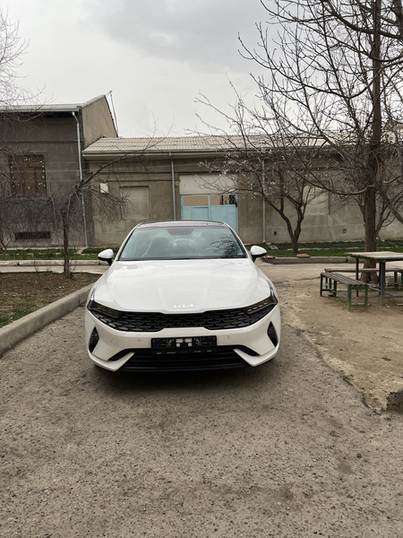 Kia K5. 2024. Luxe+ pozitsiya. Beliy jemjug. Ponarama tom.
