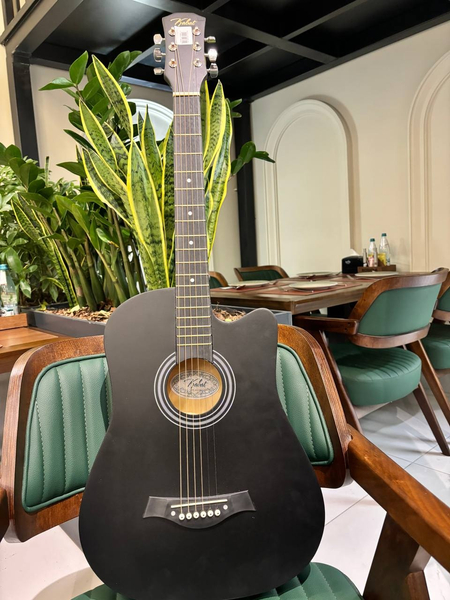 Qora mativi gitara