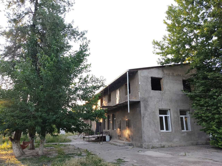 Нотурар жой сотилади.Куйи Чирчик тумани, 3.3 гектар.70 хона