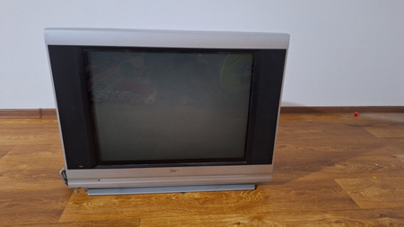 Televizor yangi.
