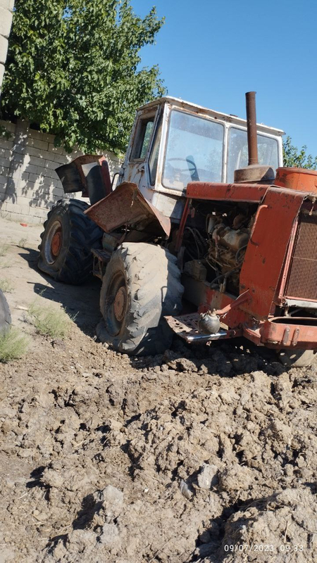 T150 traktor sotiladi