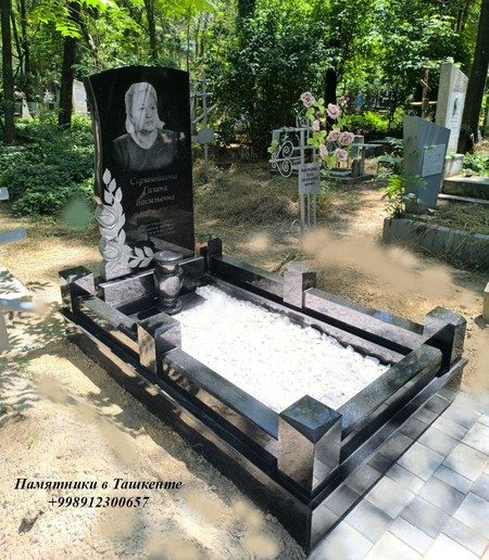 Памятник из чёрного гранита
