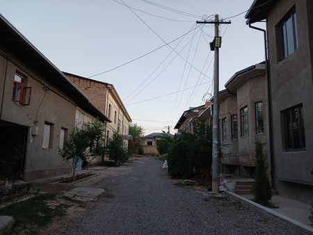 Zangi otada Qaxramon Maxalasida 5 sotix 6 xonadan iborat uy sotlvotti