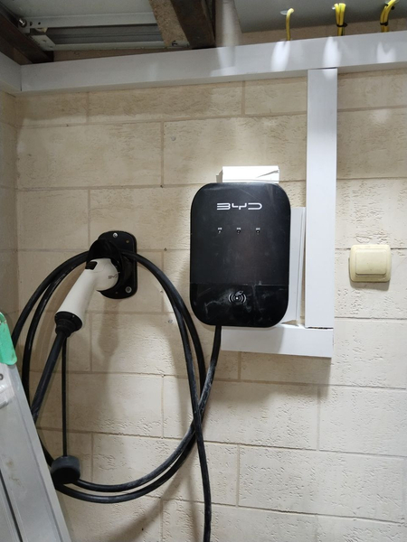 Elektromobilga zaryadnika ustanovka