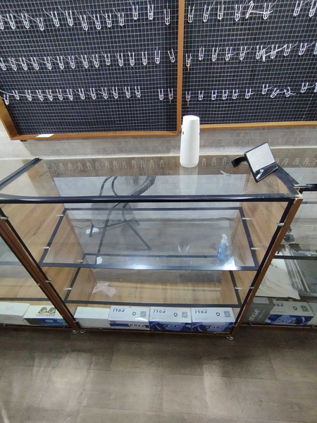 Vitrina sotiladi, telefon va chehol aksesuar uchun