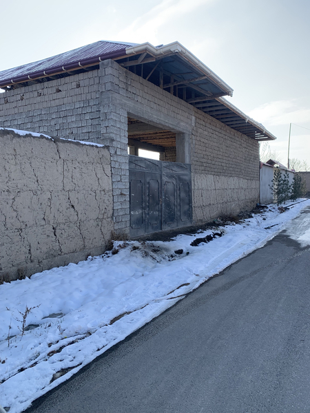 Hovli sotiladi 4 sotok