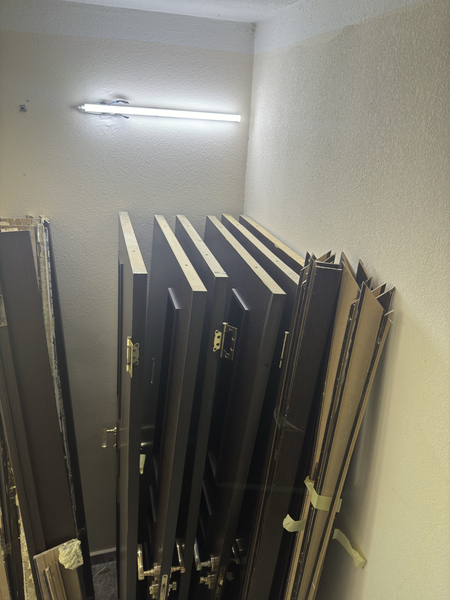 Eshik holati yaxshi 6 ta 4 tasi 2m/80sm  2 tasi 2m/70sm