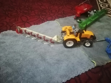 Ferma traktor igrushkiy