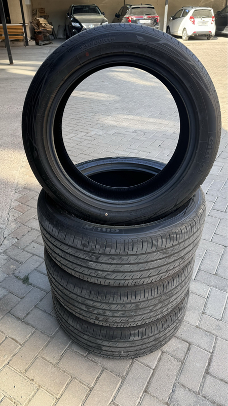 шина новый 235/50R19