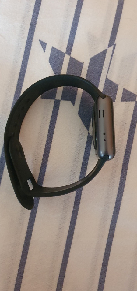 Apple watch series 3 . 42 mi