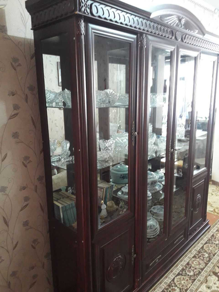 Сервант в хорошем состоянии