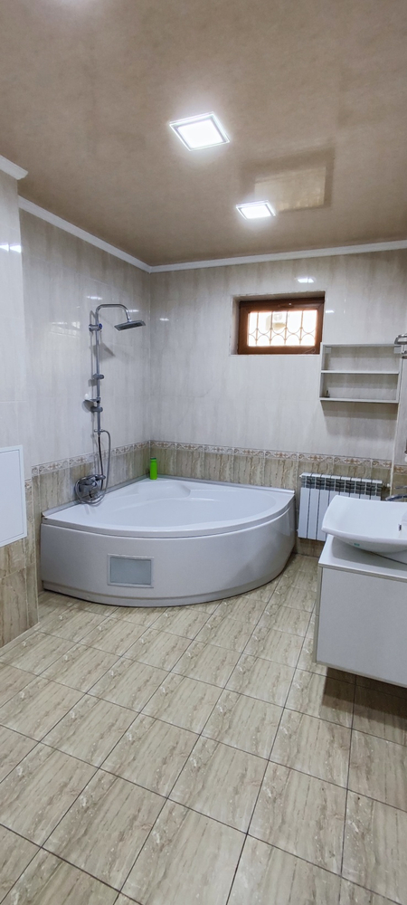 Продам дорого 4х комнатную банковскую квартиру на 2м этаже.