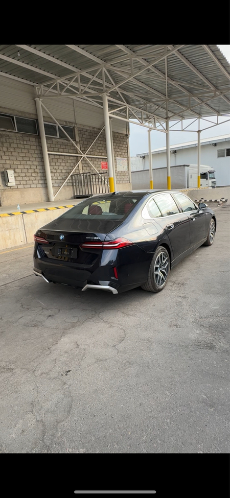 BMW i5 MSport 2-pozitsiya