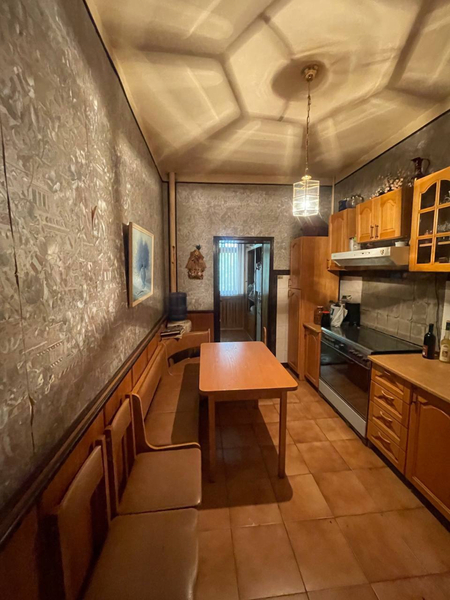 Продается 3/1/4 ценр 77 серия кирпич , метро ойбек , космонавтов