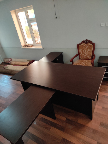 Ofisniy stol, tortma va shikafcha