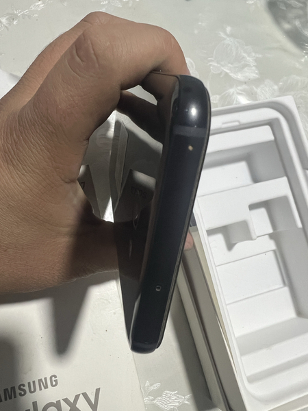 Samsung A7 2017 holati zoʻr saqlangan ayol kishi ishlatgan