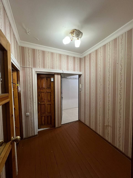 Чилонзор 18 срочно продам 1ком 2этаж бал1, 7