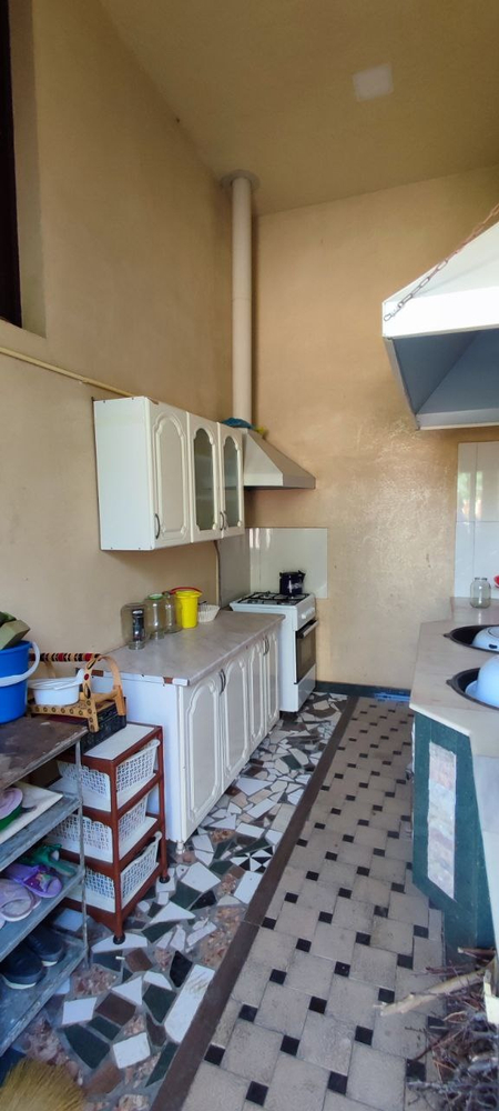 Gozal maxala 
8 sotuv
300 m2
7 xona
3 padval
3 sanuzel
1 letni kuxna
N