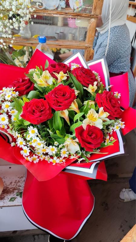buket gullar aturgul qizil sariq oq roziviy