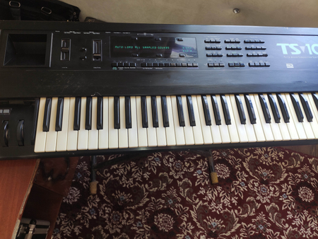 Ensonoq ts 10 сотилади