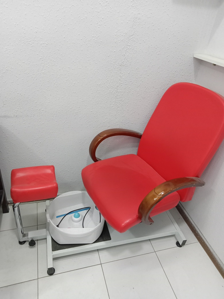 Pedikyurniy kresla sotiladi