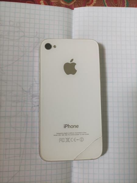 Iphone 4s  б/у  зарядник нет
