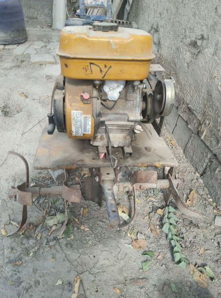 Yer haydadigan mininruchnoy traktor