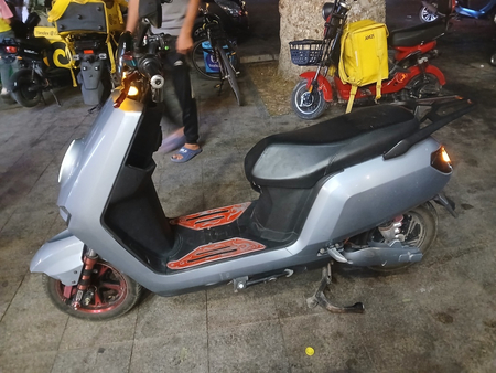 Skuter elektra yangi