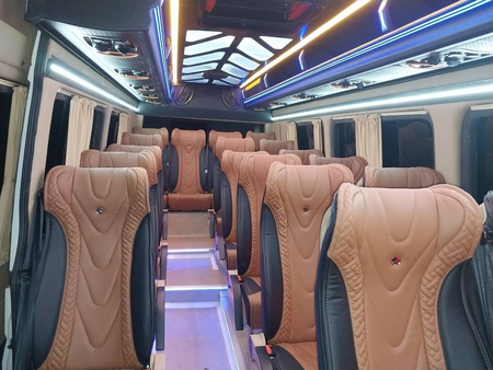 Hyundai Staria 2023 guide with transport