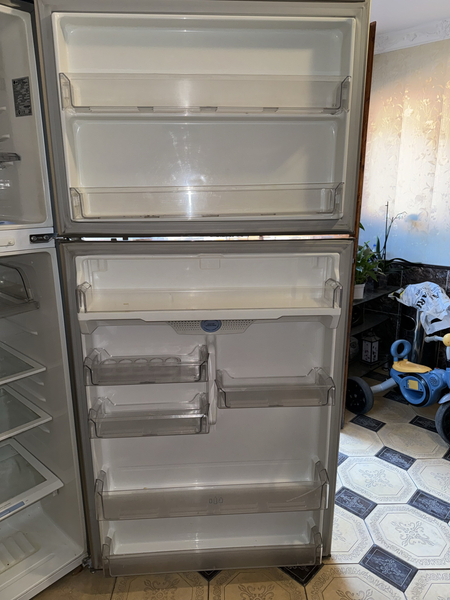 Холодильник LG в хорошем состоянии , модель GR-M802GLHW