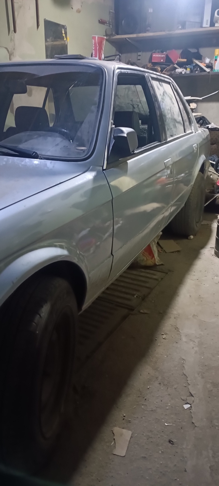 BMW- E30 вторая позиция