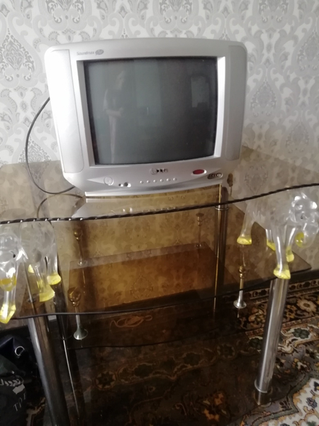 Продаётся подставка и телевизор. Цена договорная.