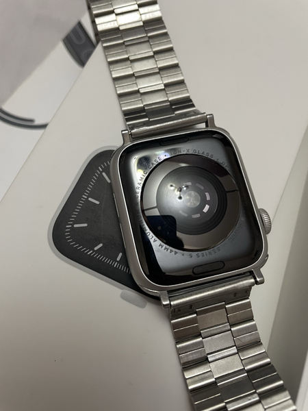 Sroʻchni sotiladi Apple Watch 5 44