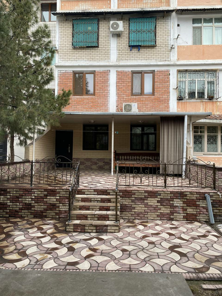 Uy sotiladi 1 chi etaj