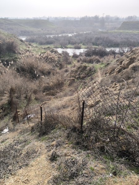 Продам дачу не далеко  от Ташкента на берегу реки.