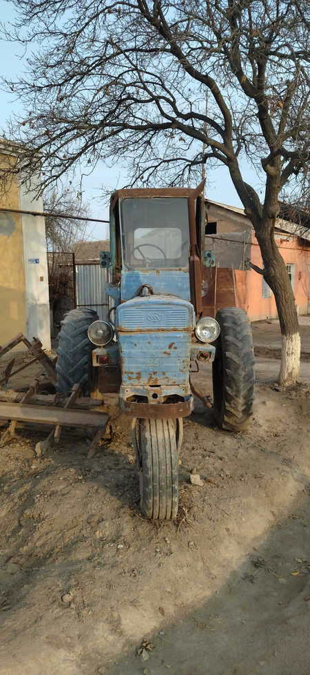 T-28 traktor sotiladi