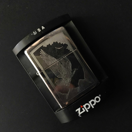 Две оригинальные зажигалки Zippo
