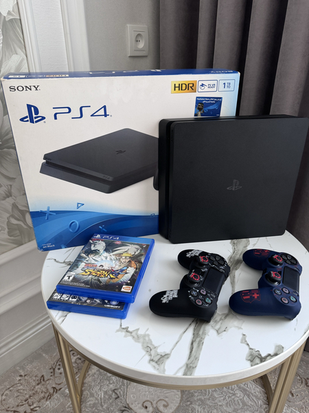 Playstation 4 1-TB  идеальный  2 джойстик оригинал диск в подарок