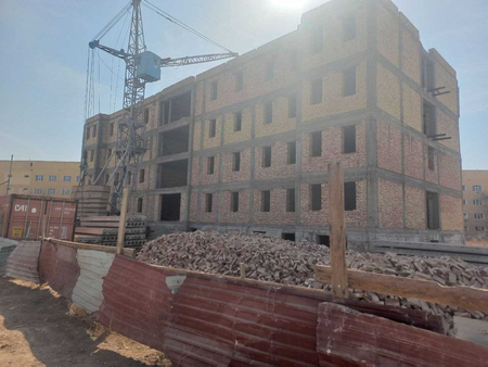 Срочно! Центрда, 4 кабатлы,  2700 кв, имарат сатылады.