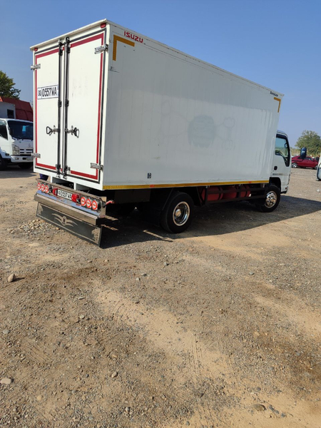 Isuzu nqr 71qiynalmagan moshina