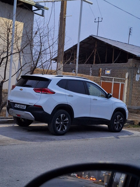 Chevrolet Tracker 2 2023 primer full pozitsiya sotiladi faqat naxtga